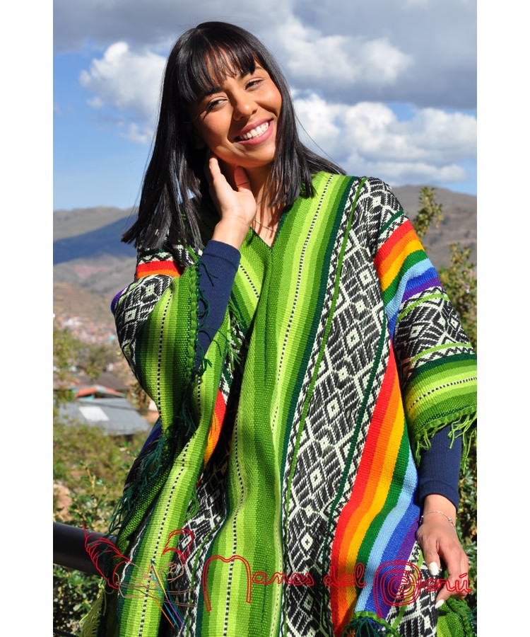 Le traditionnel poncho péruvien vert des Andes